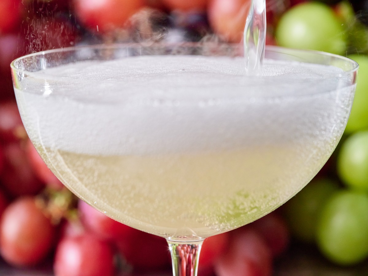 How to Turn Cheap Wine into Bubbly “Champagne” (and Make Fizzy Grapes ...